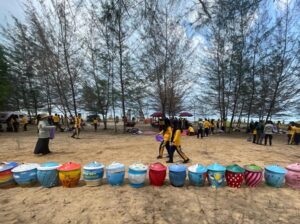 10th Grade Students Clean up Batakan Baru Beach